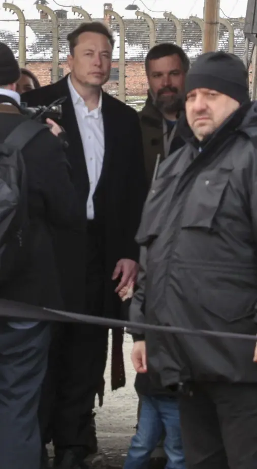 Elon Musk w Polsce. Zdjęcia z wizyty w Muzeum Auschwitz-Birkenau | Kozaczek Elon Musk w Polsce. Zdjęcia z wizyty w Muzeum Auschwitz-Birkenau | Kozaczek