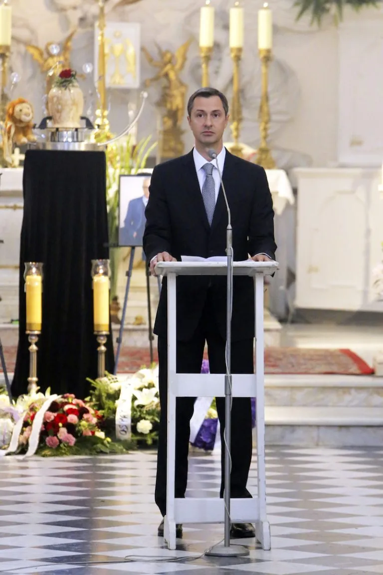 Pogrzeb Zbigniewa Lwa-Starowicza. Syn z rodziną w pierwszym rzędzie ...