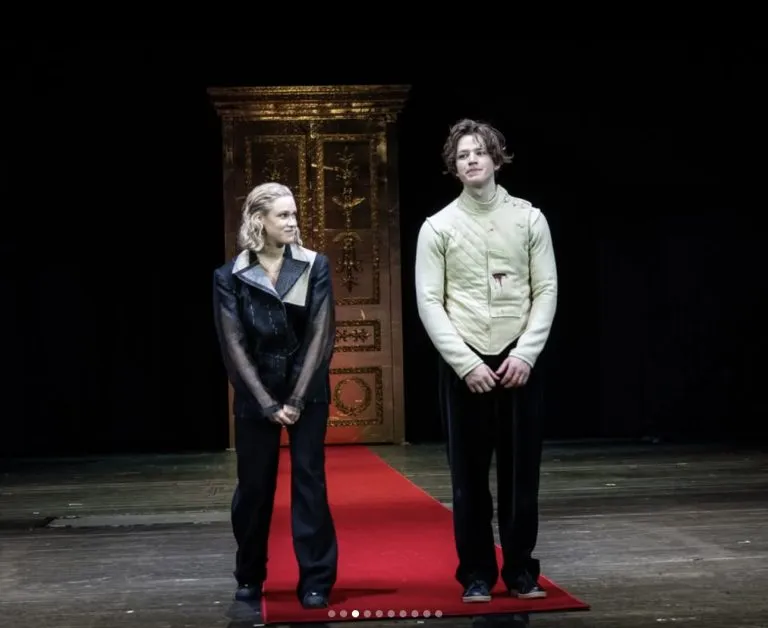 Jan Englert dał mu niezwykłą szansę! Zagrał "HAMLETA". Kim jest 22 ...