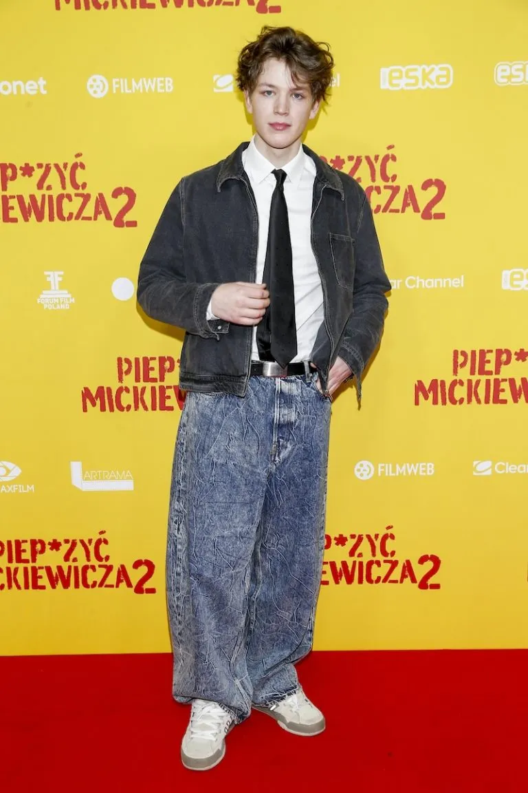 Jan Englert dał mu niezwykłą szansę! Zagrał "HAMLETA". Kim jest 22 ...