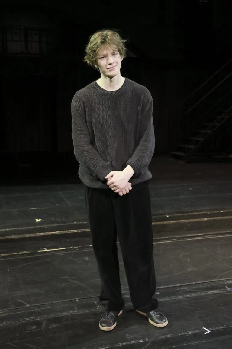 Jan Englert dał mu niezwykłą szansę! Zagrał "HAMLETA". Kim jest 22 ...