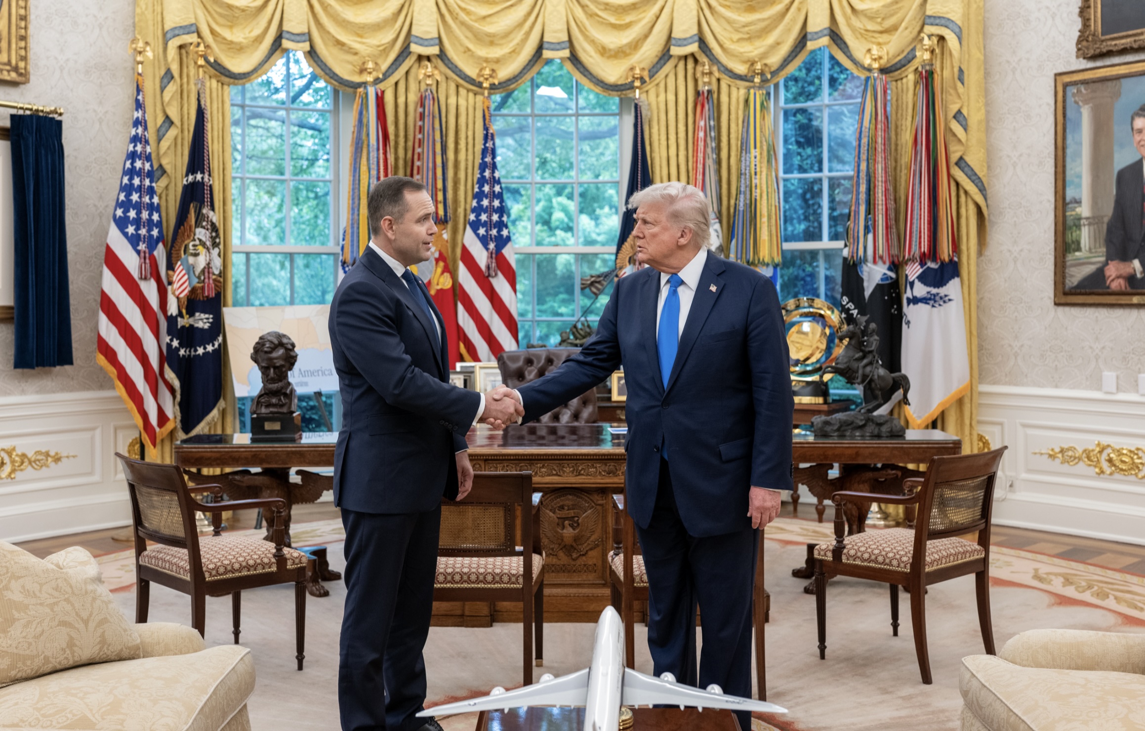 Karol Nawrocki pozuje z Trumpem. Uwagę przykuwa coś za ich plecami! | Kozaczek