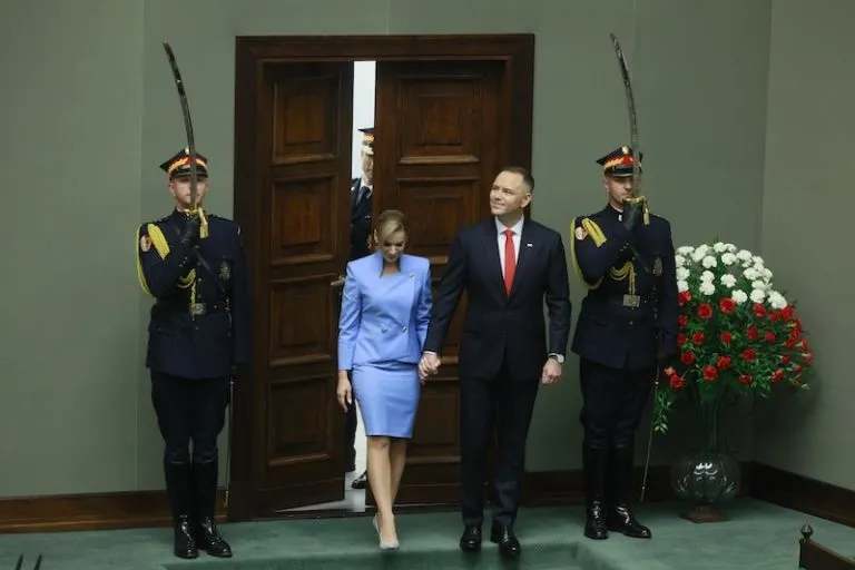Marta Nawrocka w błękicie na zaprzysiężeniu. Stylistka ocenia!