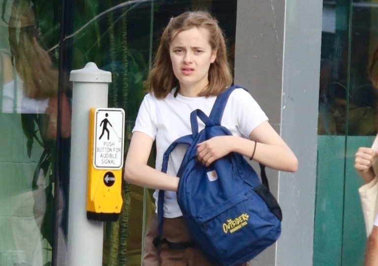 Zniesmaczona córka Angeliny Jolie i Brada Pitta przyłapana w drodze do ...