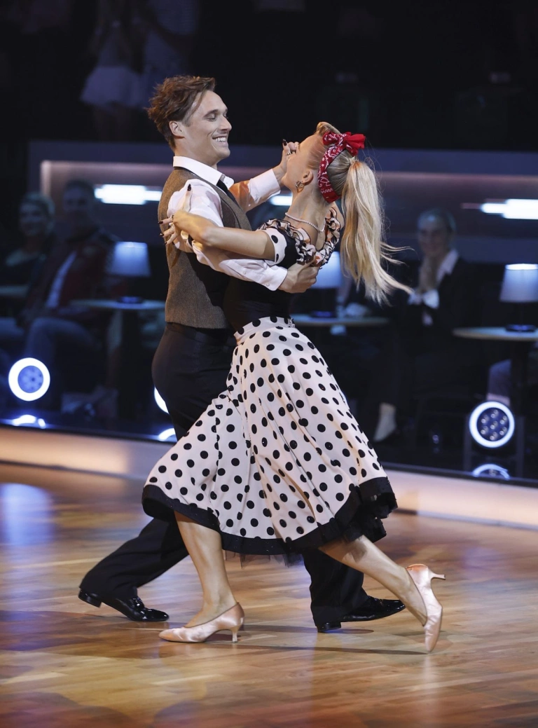 Maurycy Popiel zatańczył z mamą w "TzG". Jego mama była gwiazdą lat 90 ...