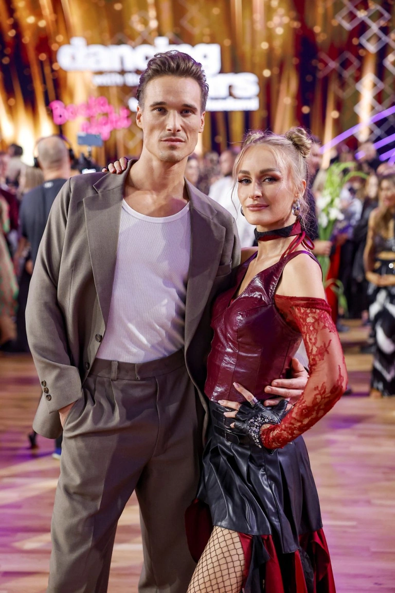 Maurycy Popiel zatańczył z mamą w "TzG". Jego mama była gwiazdą lat 90 ...