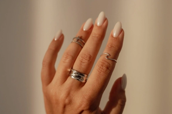 clean girl nails - styl, moda, plotki, zdjęcia, ciuchy, wzrost - Zeberka.pl